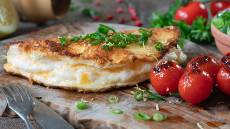 Soufflé Omelette mit gegrillten Tomaten - Flavoury Food Blog